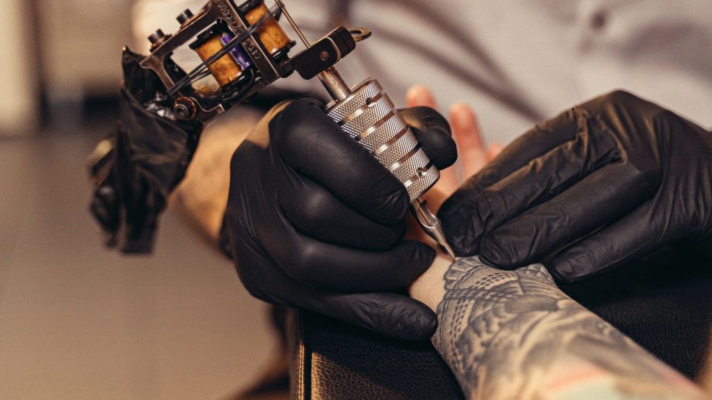 Tattoo Handgelenk Schmerzen